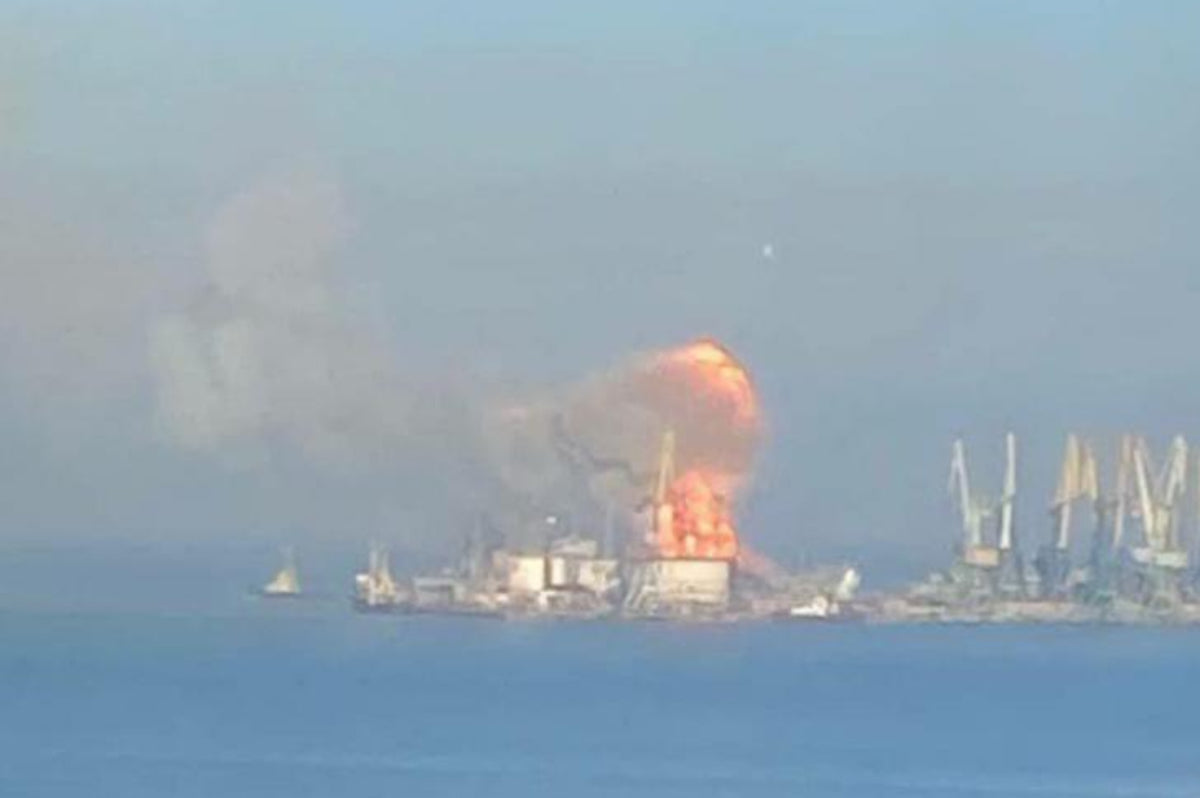 War in Ukraine: a Russian cruiser on fire after Ukrainian missile fire ...